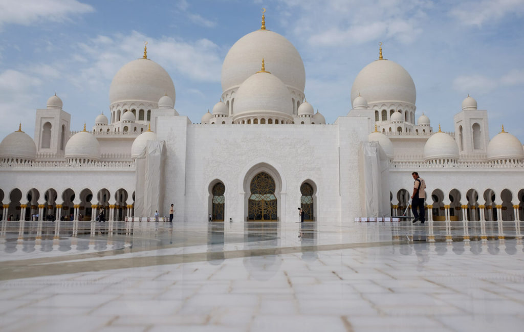 Visiting the Sheikh Zayed Grand Mosque on a day trip from Dubai - Helen ...